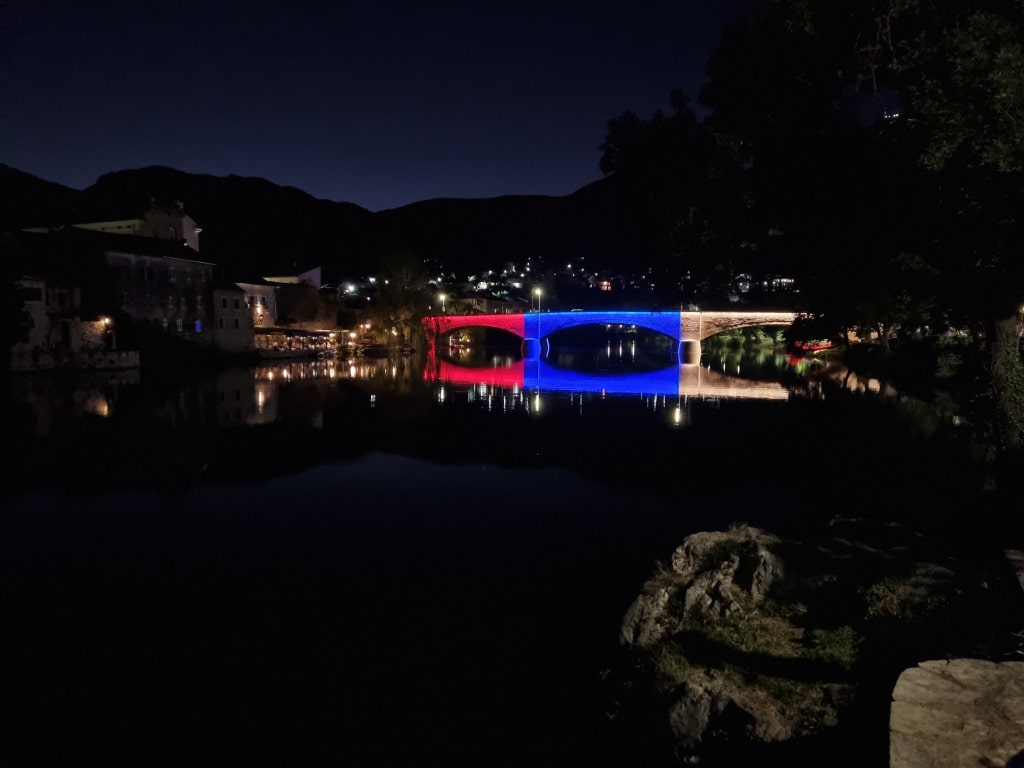 Završeno osvijetljenje Kamenog mosta: Izgleda svjetski! | Hercegovina Press Završeno osvijetljenje Kamenog mosta: Izgleda svjetski! | Hercegovina Press